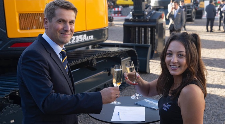 Hyundai Construction Equipment Europe joins forces with the Digger Girl ...